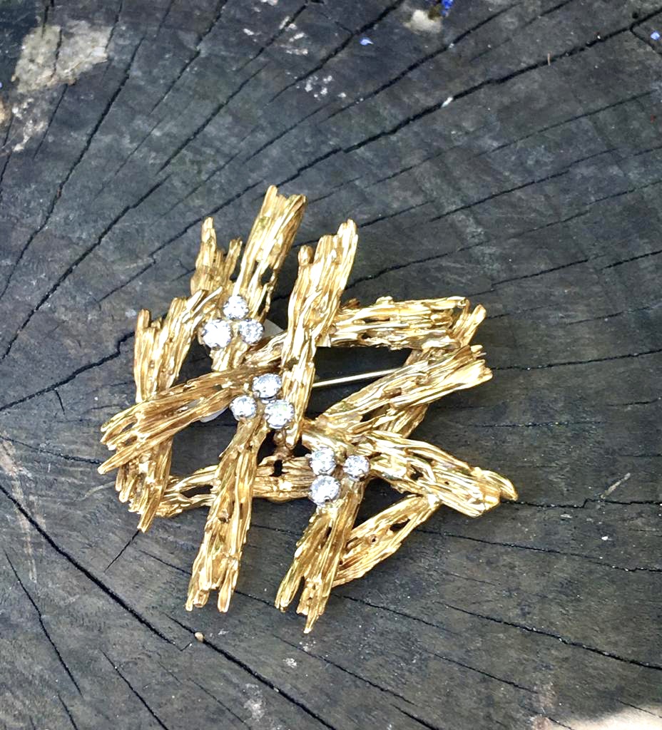 KUTCHINSKY 18CT BROOCH WITH DIAMONDS,SIGNED,