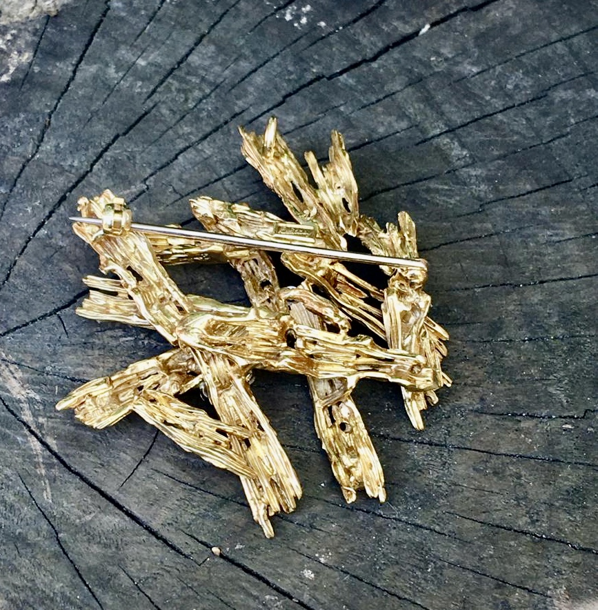 KUTCHINSKY 18CT BROOCH WITH DIAMONDS,SIGNED,